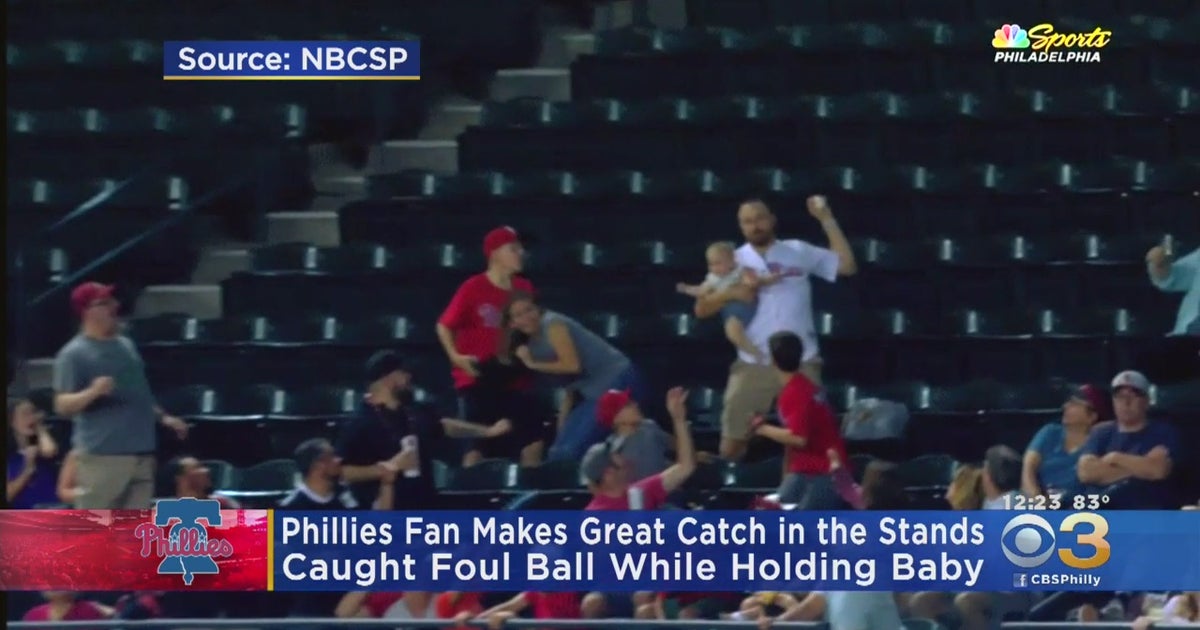 WATCH: Phillies Fan Makes Spectacular One-Handed Catch While Holding ...