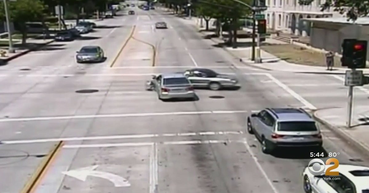 Deadly Red Light Crashes Reach 10-Year High, AAA Says - CBS New York