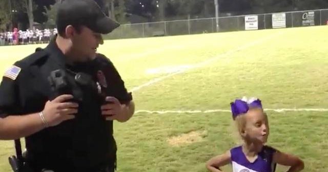 Cop learns from 2 tiny cheerleaders - CBS News