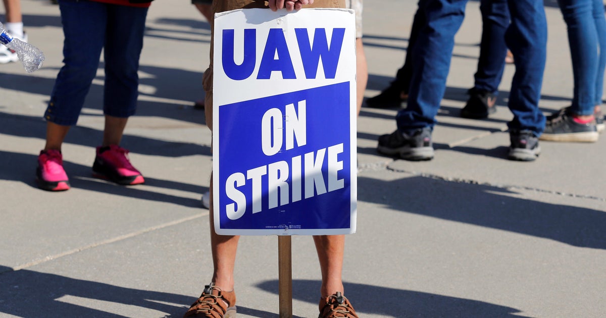 GM strike: UAW workers getting by on $250 a week as walkout drags on ...