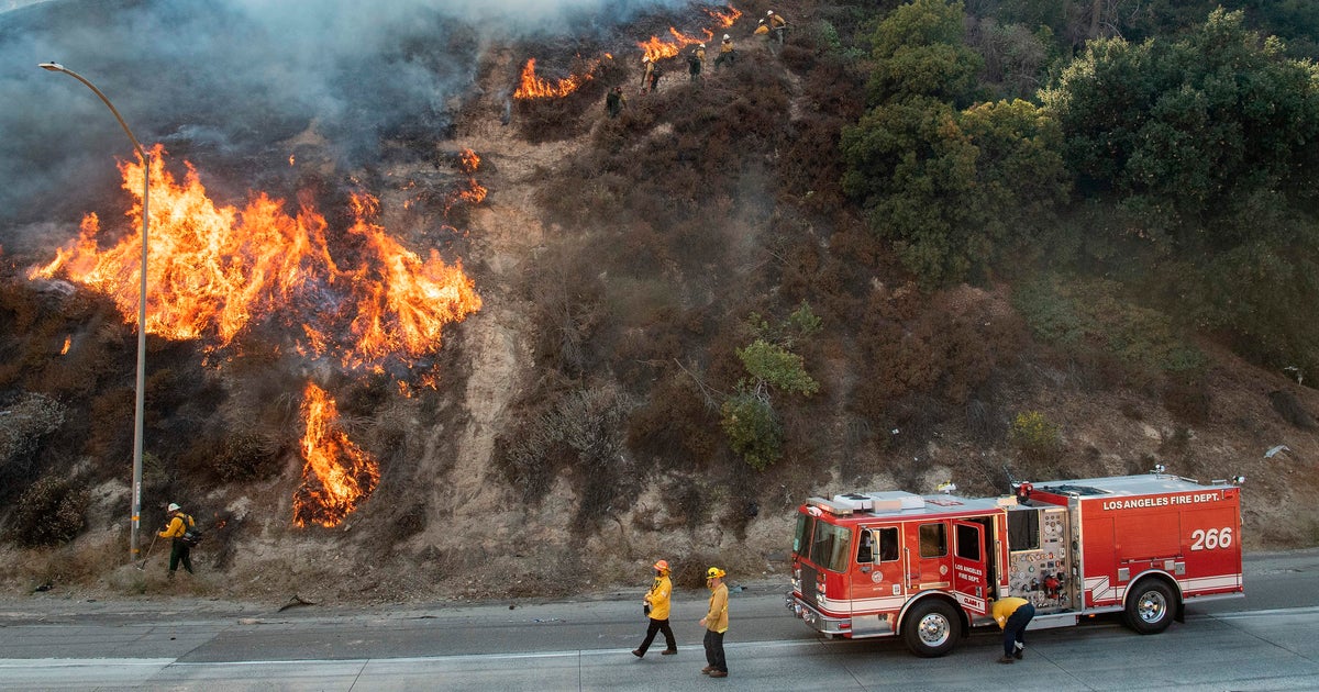 PHOTO GALLERY: Saddle Ridge Fire Sends Thousands Fleeing