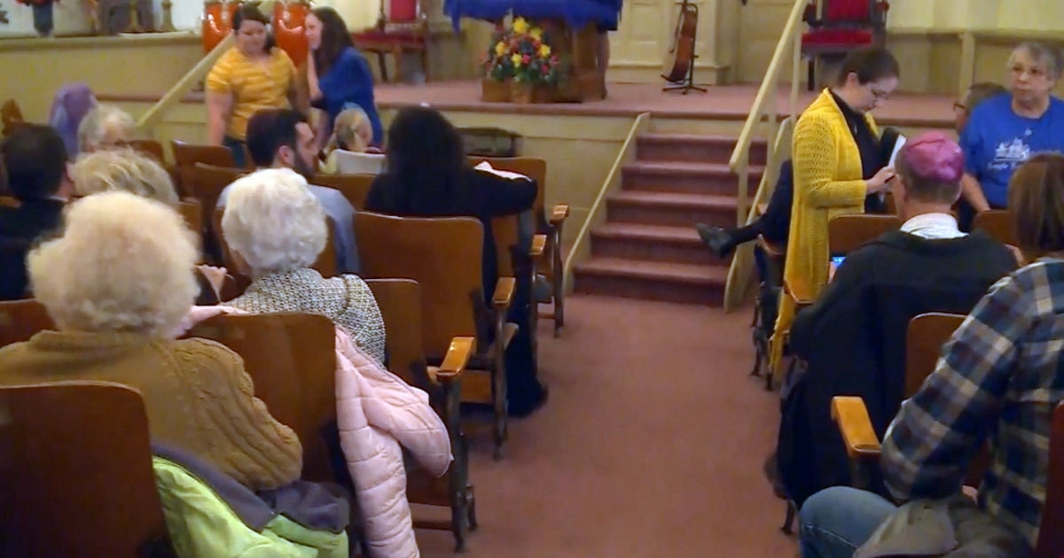 Temple Emanuel Holds First Service Since Arrest Of Richard Holzer In ...