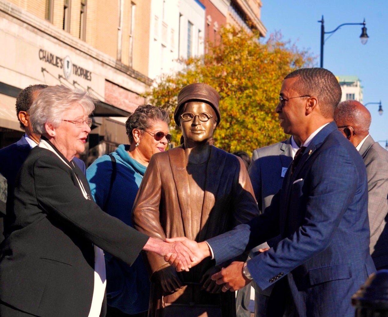 Rosa Parks statue unveiled in Montgomery on 64th anniversary of arrest ...