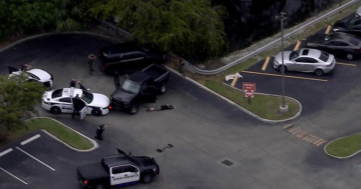 Police Pursuit Through Broward Streets Ends With 4 In Custody Cbs Miami