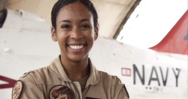 Navys First Black Female Fighter Pilot To Receive Her Wings Cbs News