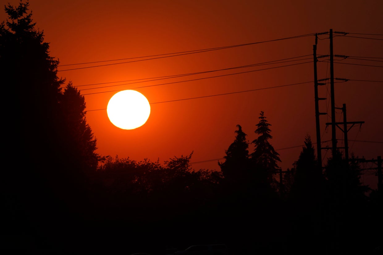 Wildfire photos and videos show "apocalyptic" red and orange skies ...