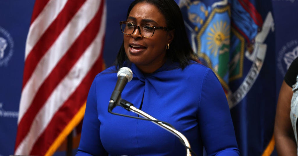 Rochester Mayor Lovely Warren indicted in campaign finance probe - CBS News