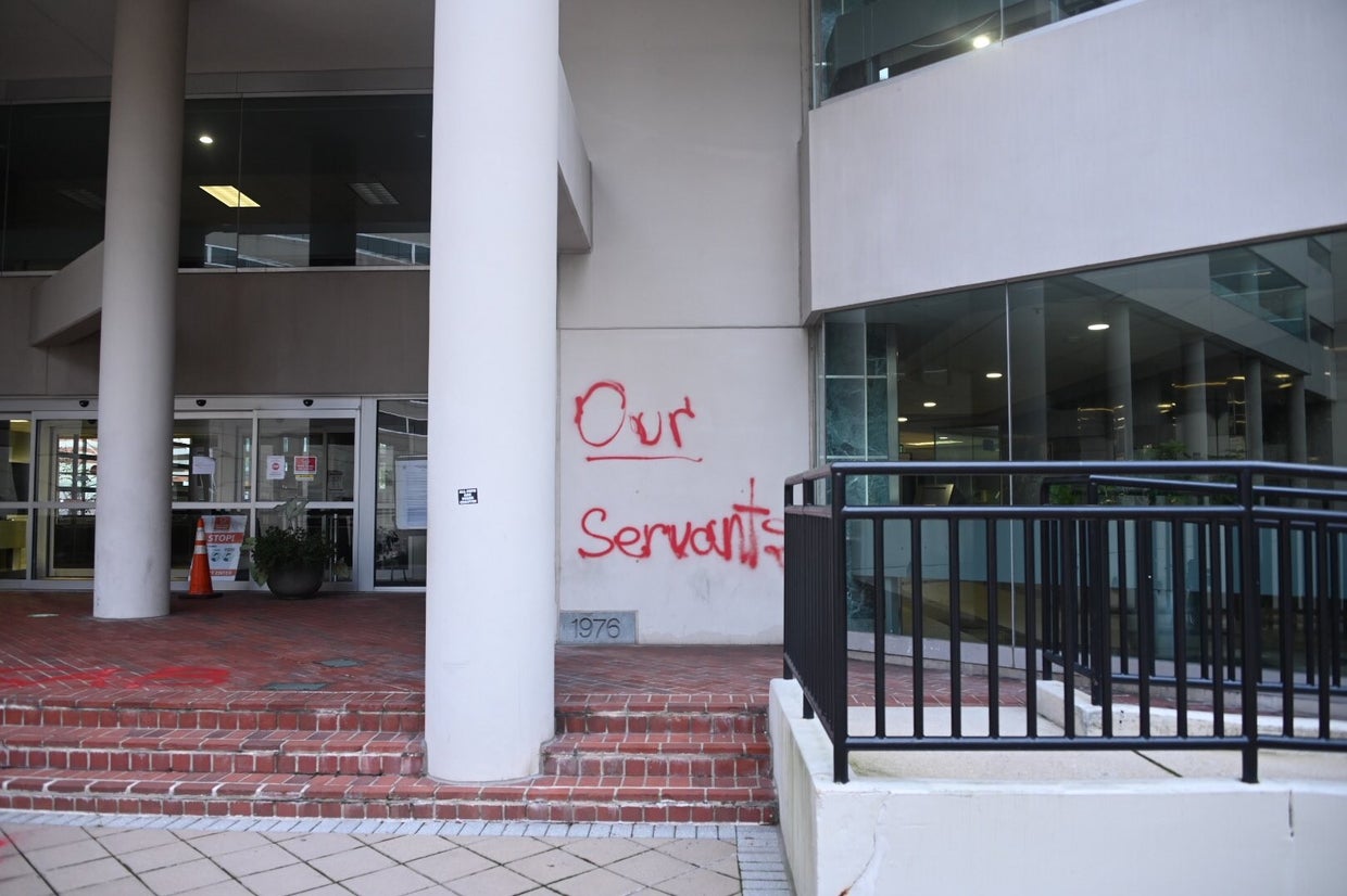 Protesters Spray Paint Federal Courthouse In Downtown Baltimore, Police ...