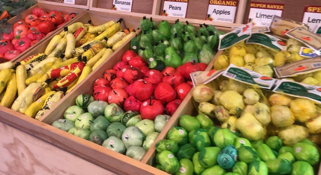 This artist created a grocery store made entirely of plastic - CBS News