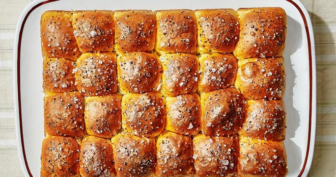 Recipe: Pull-Apart Sour Cream and Chive Rolls - CBS News