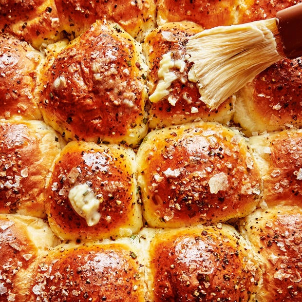 Recipe: Pull-Apart Sour Cream and Chive Rolls - CBS News
