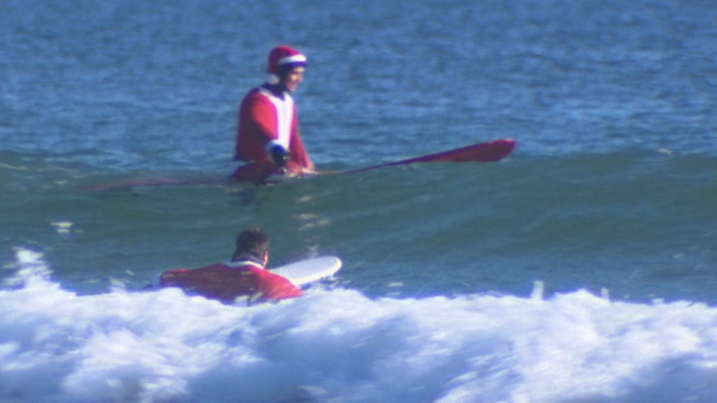 Surfing Santas: Teens Surf In Gloucester With Santa Costumes On After ...