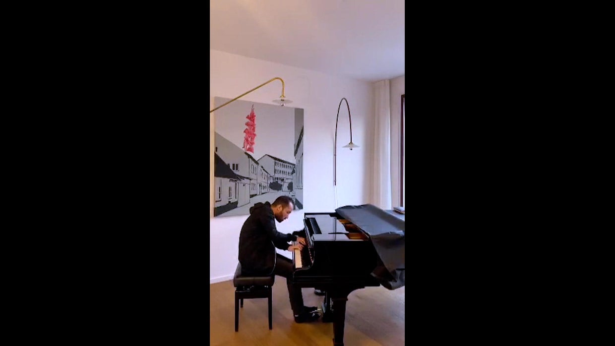 Igor Levit: The classical music star streaming performances from his living room - CBS News