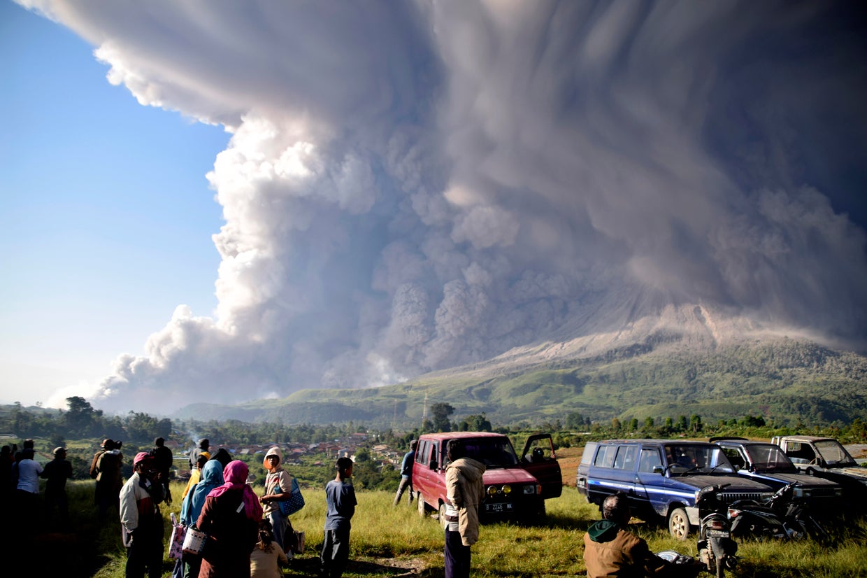 Dramatic video shows Indonesia's Sinabung Volcano spewing ash 16,000 ...