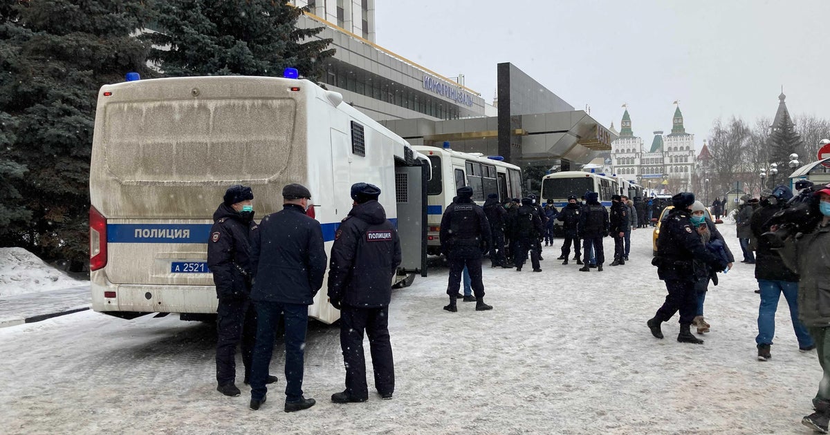 Russian police raid forum for local opposition politicians and arrest ...