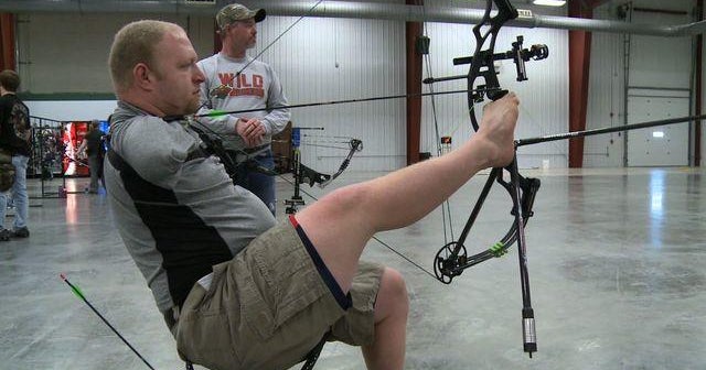 Armless archer uses feet to get perfect score - CBS News
