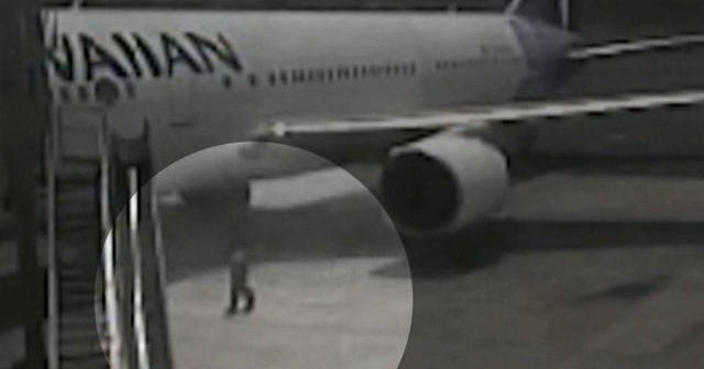 Video shows stowaway jumping from plane's wheel well - CBS News