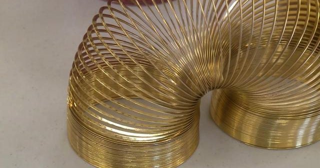 New Mexico slinky collector attempts world record - CBS News