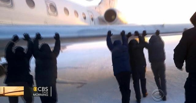 Watch: Passengers push frozen plane in Siberia - CBS News