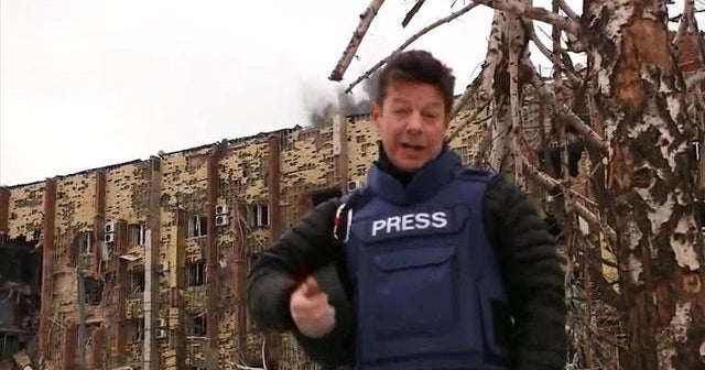 Reporter dodges artillery fire in Ukraine - CBS News