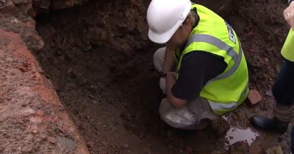 Video shows moment of discovery of Richard III's skeleton - CBS News