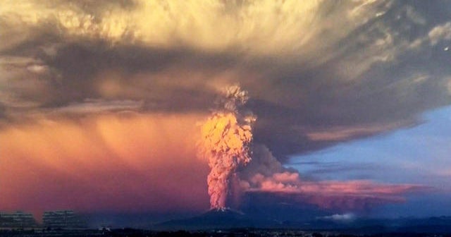 Thousands flee after second Chilean volcano eruption in 24 hours - CBS News