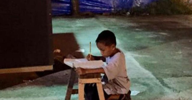 Picture of homeless student doing homework goes viral - CBS News