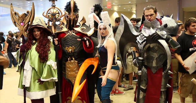 Video gaming championship attracts sold-out crowd - CBS News