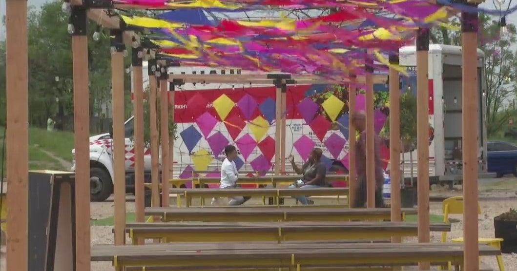 Dallas Neighborhood Welcomes Pop-Up Mobile Food Park - CBS Texas