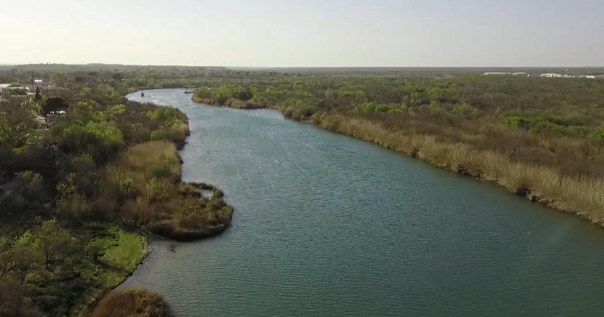 A hotel for migrants crossing the U.S. southern border - 60 Minutes+ ...