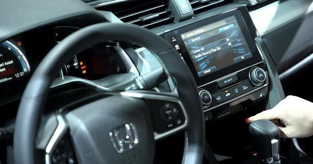 Automakers boast high-tech designs at NY Auto show - CBS News