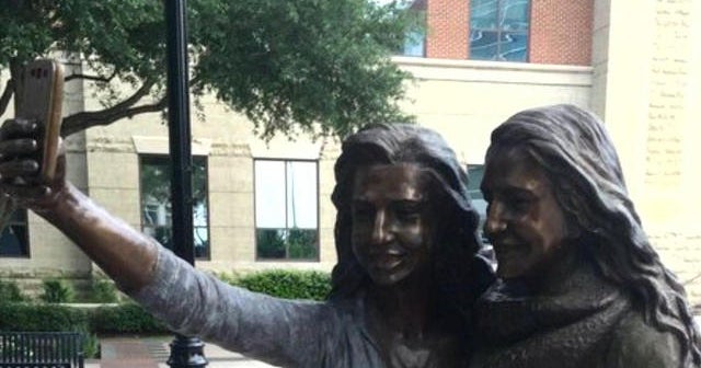 The art of the selfie: Take a look at new statue in Texas - CBS News