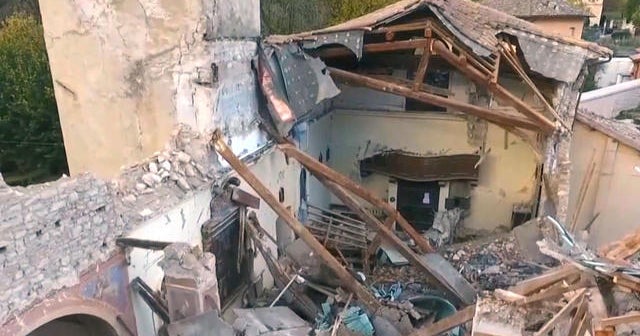 Quake collapses centuries-old buildings in Italy - CBS News
