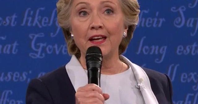The fly that landed on Hillary Clinton's face during the debate - CBS News