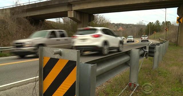 Certain highway guard rails blamed for car accident deaths - CBS News
