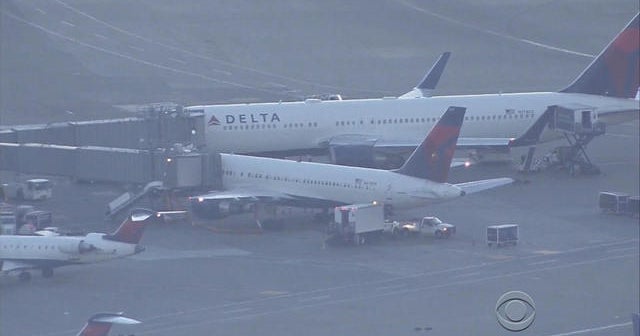 First-class fight breaks out on Delta flight - CBS News
