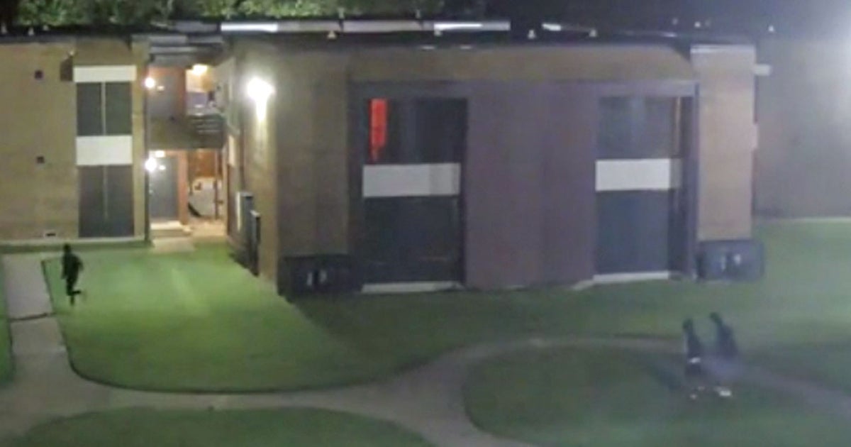 Dallas Detectives Searching For 5 Suspects In Shooting Of 71-Year-Old ...