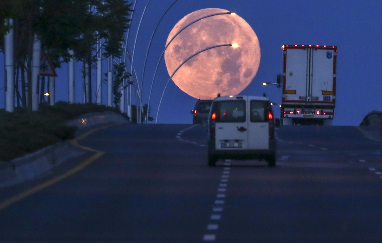 "Strawberry moon," the last supermoon of 2021, captured in incredible ...