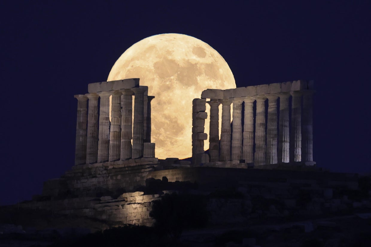 "Strawberry moon," the last supermoon of 2021, captured in incredible ...