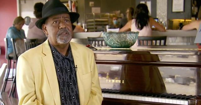 Piano man gets thousands in donations from strangers - CBS News