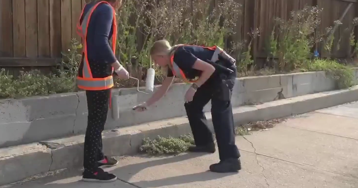 Denver Police Officers Help Clean Up Graffiti - CBS Colorado