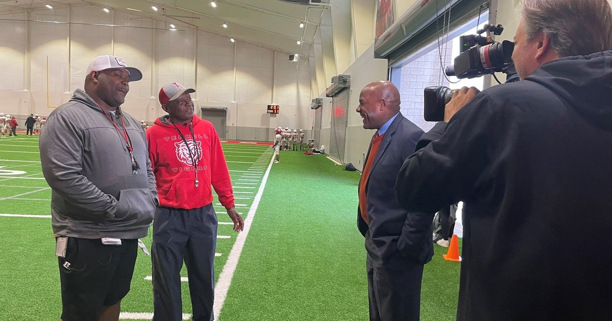 Terrell Football And Basketball Teams: Like Father, Like Son - CBS Texas
