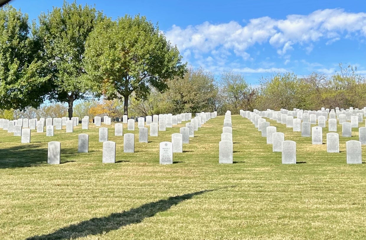 Hundreds Gather At DFW National Cemetery To Honor Veterans - CBS Texas