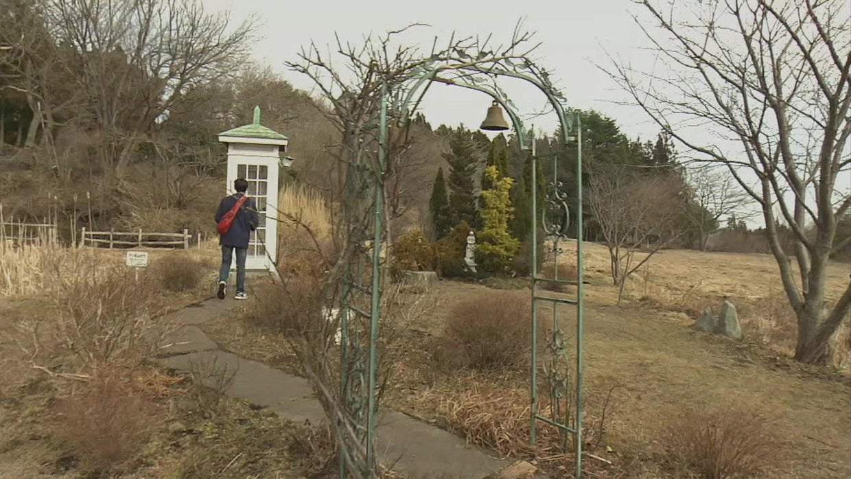 Making phone calls to the departed - CBS News