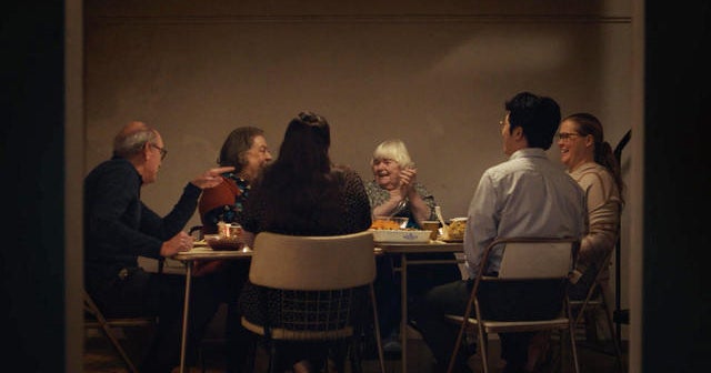 "The Humans," one family's Thanksgiving dramatics - CBS News