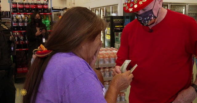 The return of Secret Santa - CBS News