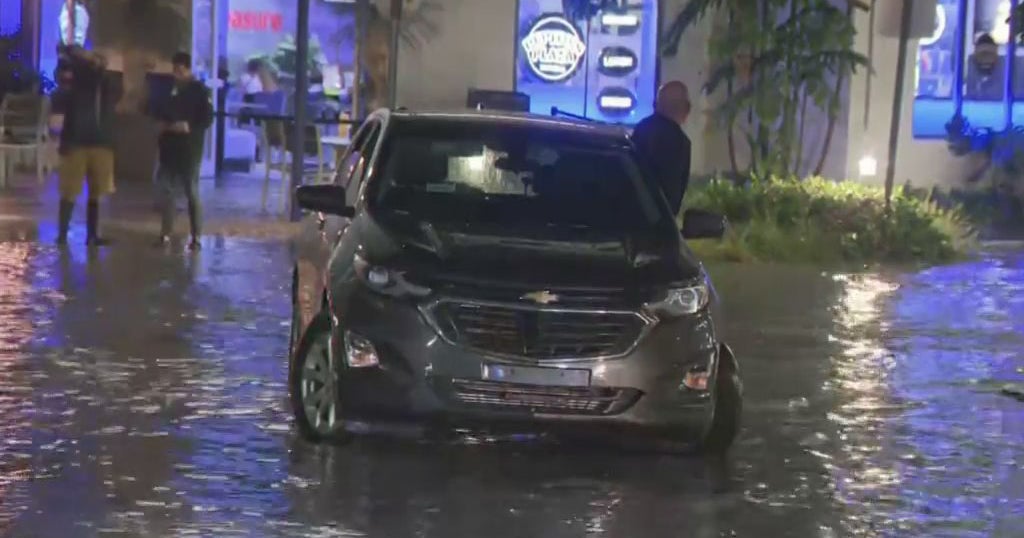 Flood prone Brickell readying for Hurricane Ian's rain - CBS Miami