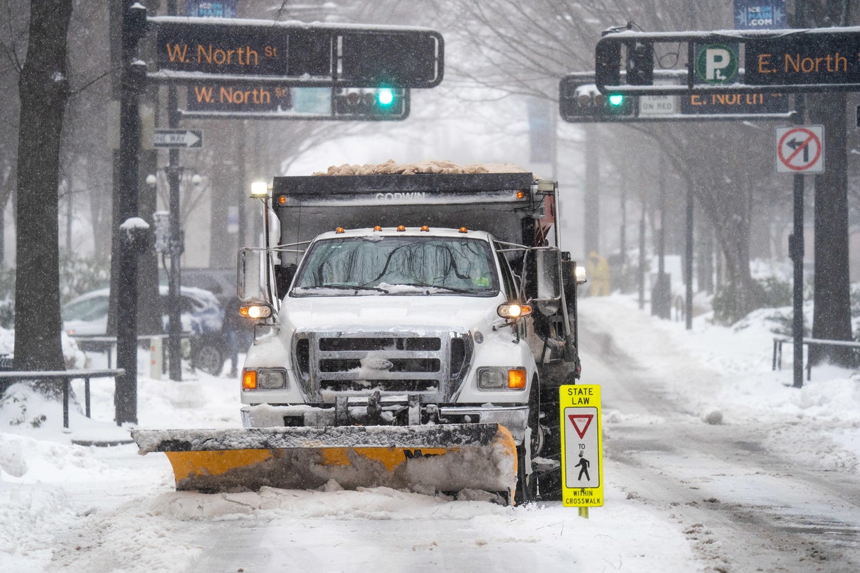 Snow and ice blast through the South in powerful winter storm - CBS News