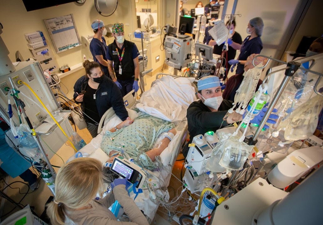 Photojournalist-turned-nurse captures COVID patients' intimate moments ...