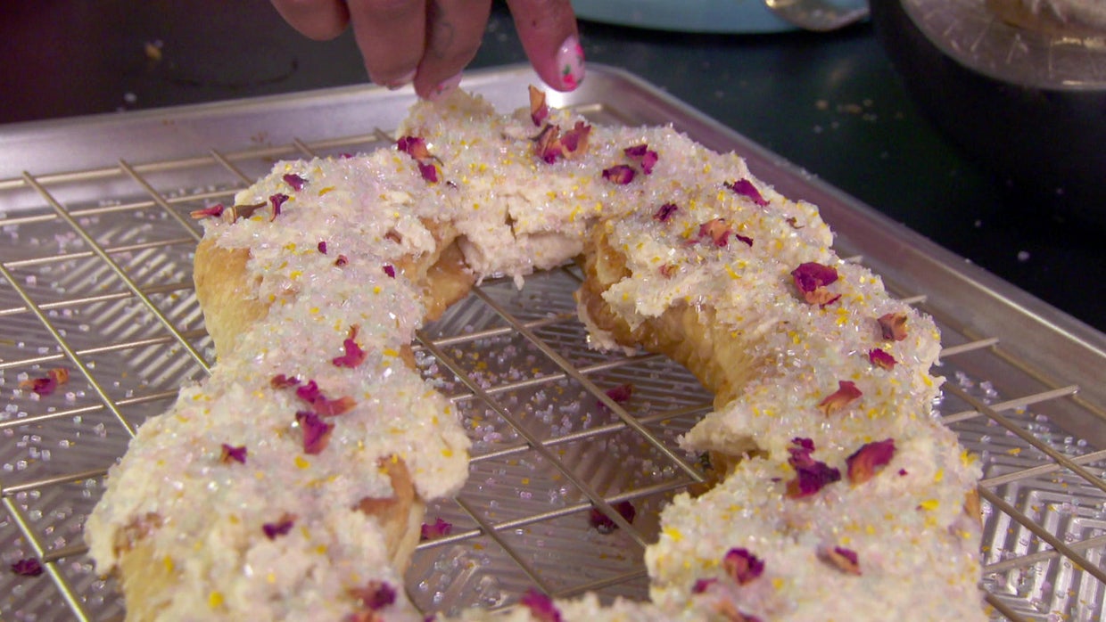 King cakes, a treasured taste of Mardi Gras - CBS News